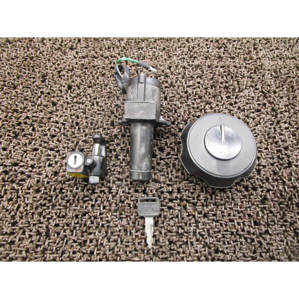 XLR250R　メインキーセットタンクキャップ商品説明始動確認済み車両からの取り外しとなります。使用感等に伴うキズございます。カギの切替確認とれております。メットホルダーのシャッターは欠損しております。商品の状態は、画像にてご確認下さい。修...