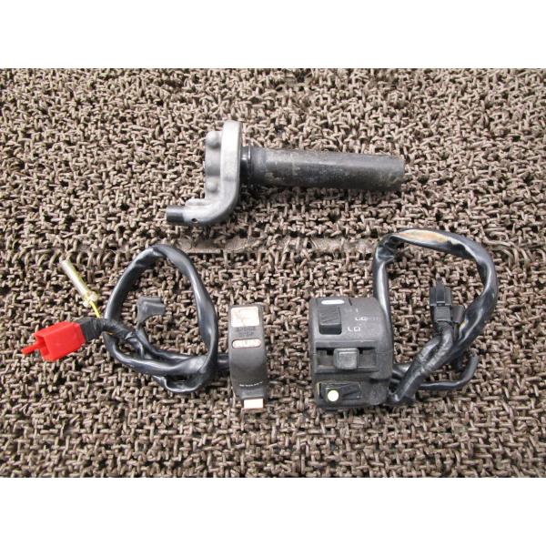 XR250　ハンドルスイッチ 左右 スロットル商品説明始動確認済み車両からの取り外しとなります。使用感等に伴うキズございます。スイッチの切替確認とれております。ボックス内の突起はございます。スロットル先端に一部削れ箇所ございます。商品の状態...