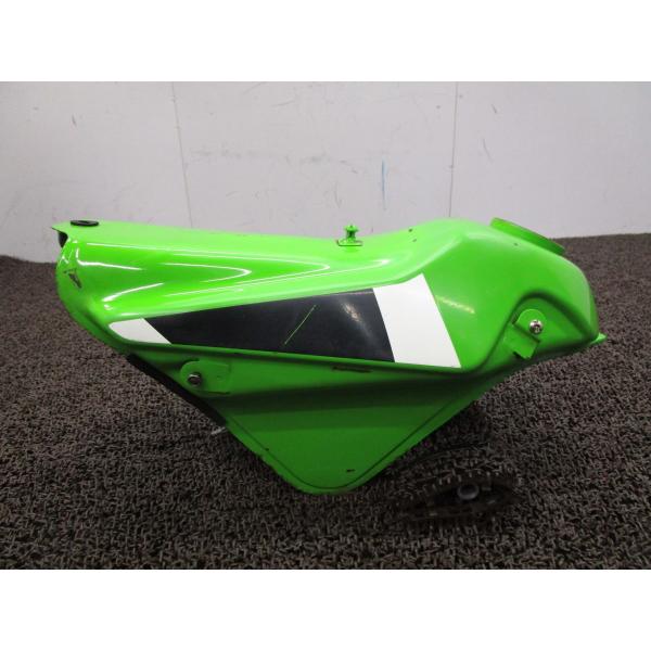 KDX125SR　ガソリンタンク フューエルコック商品説明始動確認済み車両からの取り外しとなります。使用感等に伴うキズございます。タンク内少々サビございます。洗浄してからご使用ください。フューエルコックの切替確認とれておりますが動作未確認で...