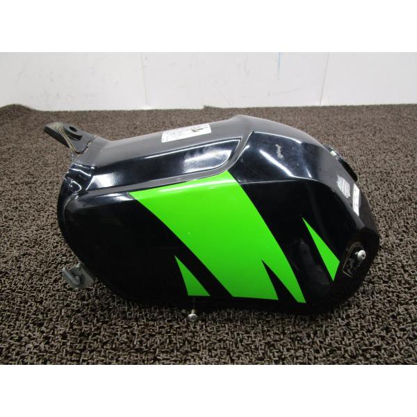KSR-2　ガソリンタンク フューエルコック商品説明始動確認済み車両からの取り外しとなります。使用感等に伴うキズございます。タンク内サビ、汚れございます。洗浄してからご使用ください。フューエルコックの切替確認とれておりますが動作未確認です。...