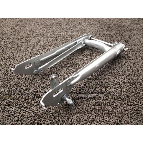 リトルカブ　スイングアーム商品説明始動確認済み車両からの取り外しとなります。使用感等に伴うキズ、サビございます。商品の状態は、画像にてご確認下さい。修復素材に、いかがですか♪中古品の為、神経質な方のご入札はご遠慮願います。【車両情報】■メー...