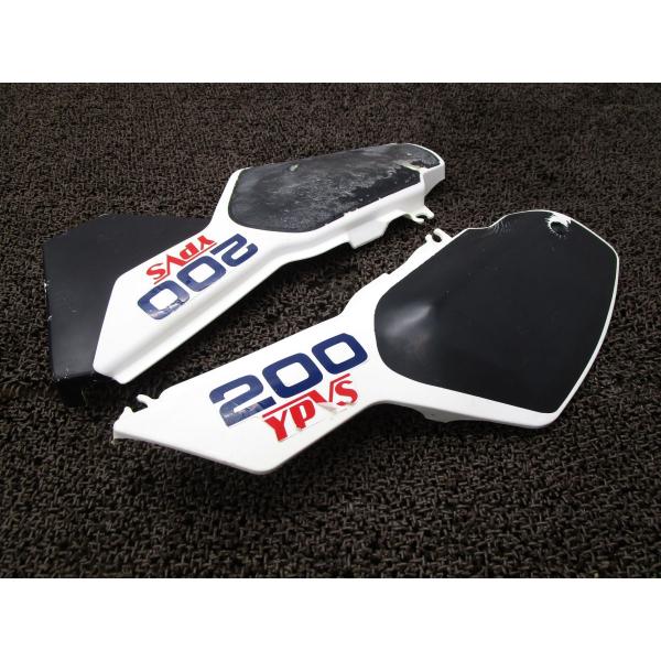 DT200R　サイドカバー 左右商品説明始動確認済み車両からの取り外しとなります。使用感等に伴うキズございます。商品の状態は、画像にてご確認下さい。修復素材に、いかがですか♪中古品の為、神経質な方のご入札はご遠慮願います。【車両情報】■メー...