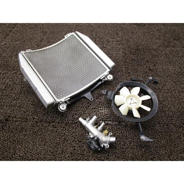 V-MAX　ラウンド ラジエター サーモスタットファン商品説明使用感等に伴うキズ、サビございます。少々フィン潰れございます。凹んでいる箇所ございます。商品の状態は、画像にてご確認下さい。修復素材に、いかがですか♪中古品の為、神経質な方のご入...