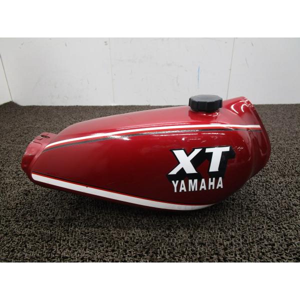 XT250　ガソリンタンク フューエルコック タンクキャップ商品説明始動確認済み車両からの取り外しとなります。使用感等に伴うキズございます。タンク内サビ、汚れございます。洗浄してからご使用ください。左上部後方にエクボ程度の凹みございます。塗...