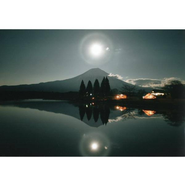 『秋元隆良氏 奇跡の写真 富士に満月』奇跡の写真シリーズ 秋元隆良 自然風景 画像 アート 写真 開運祈願 縁起サイズゴールドカラー額：約415m×315mm、重量約980g窓抜きサイズ（作品の見える大きさ）：約300mm×195mm原材料...