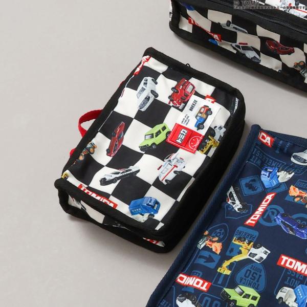 【TOMICA】このギフトポーチにプレゼントを入れて・・・プレゼントを入れる袋としても、万能ポーチとしても◎洋服や小物を入れて、おでかけや旅行のときにも収納して持ち運ぶのもおすすめ♪TOMICAの総柄デザインでここにしかないかわいいアイテム...