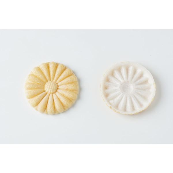 十六葉八重表菊花もなかは、16枚の花弁が重なった美しい菊の形をした最中です。国産もち米100％直径約65mm。6枚入りです。あんこやアイスクリームはもちろん、生クリーム、カスタードクリーム、プリンや水ようかん、ティラミスなどお好きなデザート...