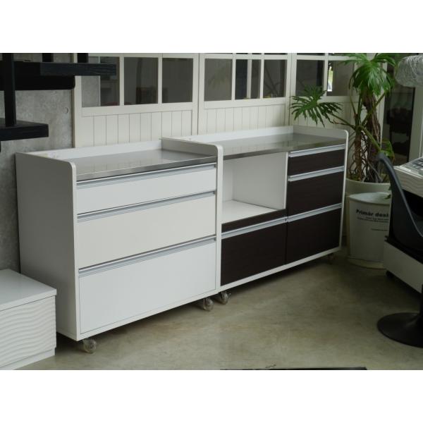 ・安心の国内生産商品 ・商品は完成した状態でお届け こちらのキッチンカウンターはキャスターを取り付けるだけで、すぐにお使いいただけますので、組立てが面倒な方におすすめです。 ・充実の収納スペース 引出しが3杯の充実した収納力のこのレンジボー...