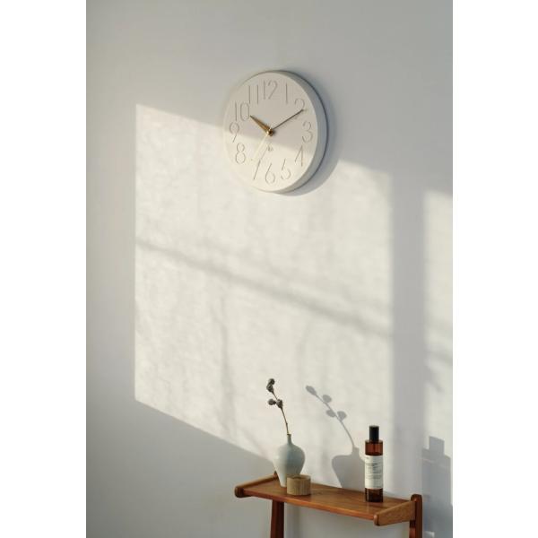 ポリレジンのサラリとした質感の文字盤にウッドの針を合わせたあたたかみのあるウォールクロック。細いラインで数字を彫り込んだ立体感のある文字盤にゴールドの秒針が映える上品なデザインです。サイズ：φ30.5×D3cm重量：0.9kg素材：ポリレジ...