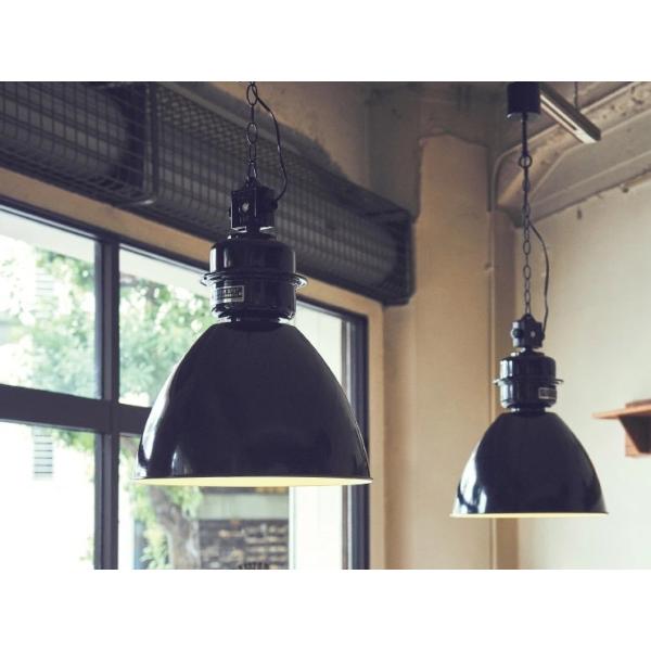 ボリュームのある大胆なフォルムやソケットカバー部のプレートなど、インダストリアルなディテールにこだわった存在感抜群のペンダントライトです。海外の工場やカフェで見られる大きなランプセードのデザインは空間の中でも主役級のアイテムになってくれます...