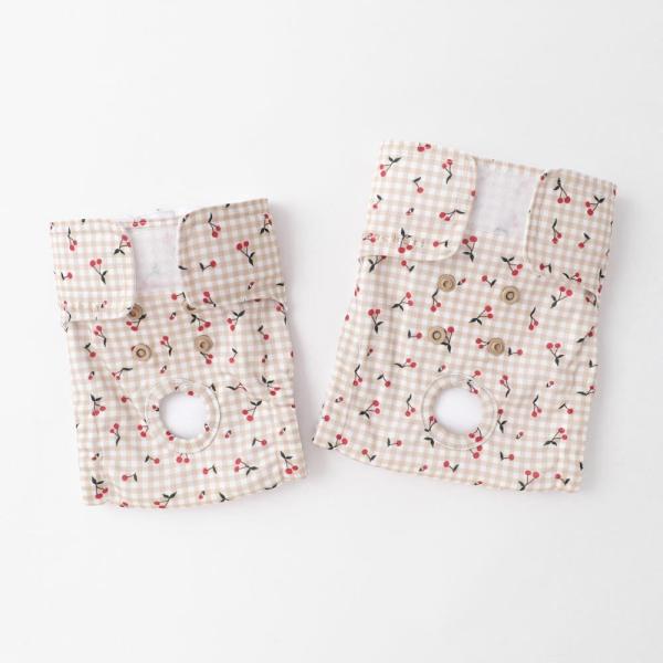 moncheriオリジナルテキスタイルのギンガムチェックチェリー柄のサニタリーパンツの登場です。本体表生地には、ポリエステル素材を使用。ご家庭で手軽に手洗いができ、乾きやすい素材です。装着はワンちゃんの腰部分に巻き付けて、マジックテープで留...