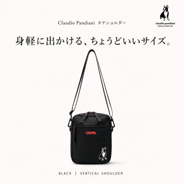 【発売日：2026年09月01日】Claudio Pandiani（クラウディオ・パンディアーニ）の縦型ショルダーバッグ。愛らしいフレンチブルドッグ「パンディアーニ君」をデザインした、遊び心のあるアイテムです。撥水性のあるポリエステル素材を...