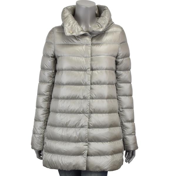 【発売日：2024年11月23日】■カラー：グレー■素材：表地,裏地：ナイロン100% 詰物：ダウン90％、フェザー10％■仕様：スナップボタン式開閉。■付属品：ハンガー■生産国：ルーマニア■ラッピング対応：不可■サイズ(cm)：【38】 ...