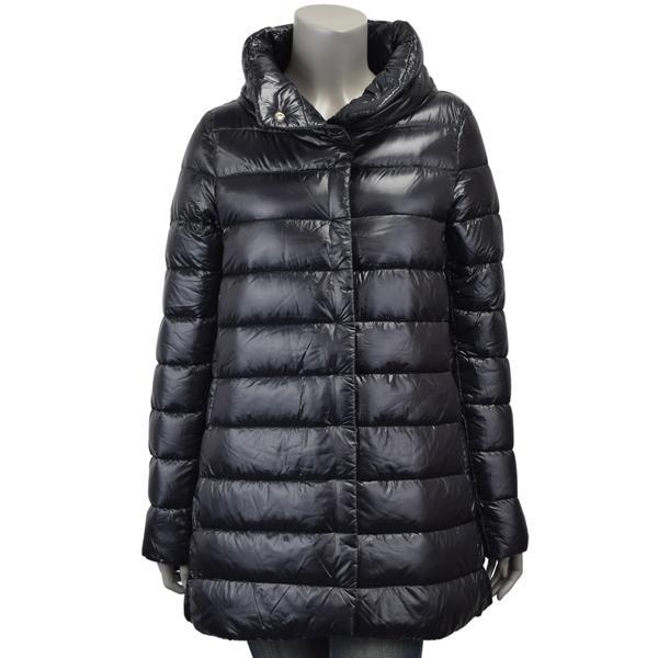 【発売日：2024年11月12日】■カラー：ブラック■素材：表地：ナイロン100%裏地：ナイロン100%  詰物：ダウン90％、フェザー10％■仕様：スナップボタン式開閉。■付属品：ハンガー■生産国：ルーマニア■ラッピング対応：不可■サイズ...