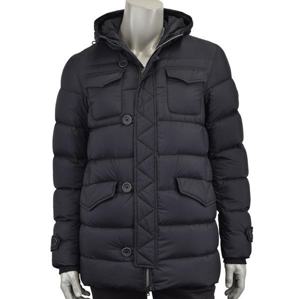 【発売日：2025年10月03日】■カラー：NERO/ブラック■素材：表地：ナイロン 100％　裏地：ナイロン 100％　詰物：ダウン 90％　フェザー 10％■仕様：2way防風ファスナーおよびボタン開閉仕様 フード取り外し不可　スリムフ...