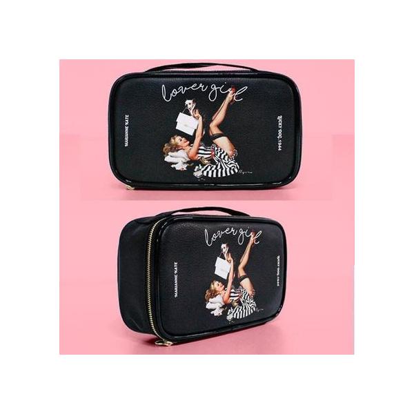 【発売日：2024年05月24日】■カラー：ブラック■素材：S/L、 Poly、 metal■サイズ(cm)：縦（13）横（21）マチ（6）■仕様：【訳アリ】全ての商品ではありませんがファスナーの開閉が滑らかでは無い点と縫い目が粗い箇所があ...