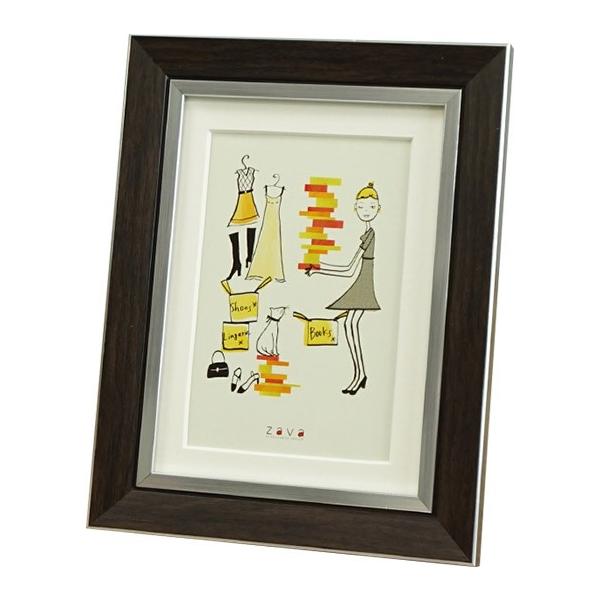 1枚の額で2サイズ兼用できるフォトフレーム落ち着きのある色合いの木目調の写真立てシルバーラインが額を引き立てます。サイズ／重量本体外寸：約174mm×224mm本体内寸：128mm×178mm（2Lサイズ）本体窓寸：119mm×169mm重...