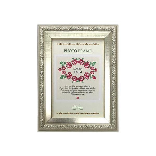 シックで落ち着きのあるフォトフレーム。■外寸：119×157×15mm■内寸：89×127mm■窓寸：77×115mm■重量：165g■パッケージ：かぶせ箱（白）本体：樹脂製　面材：ガラス縦横兼用スタンド付、壁掛用金具付※画面によって、実際...