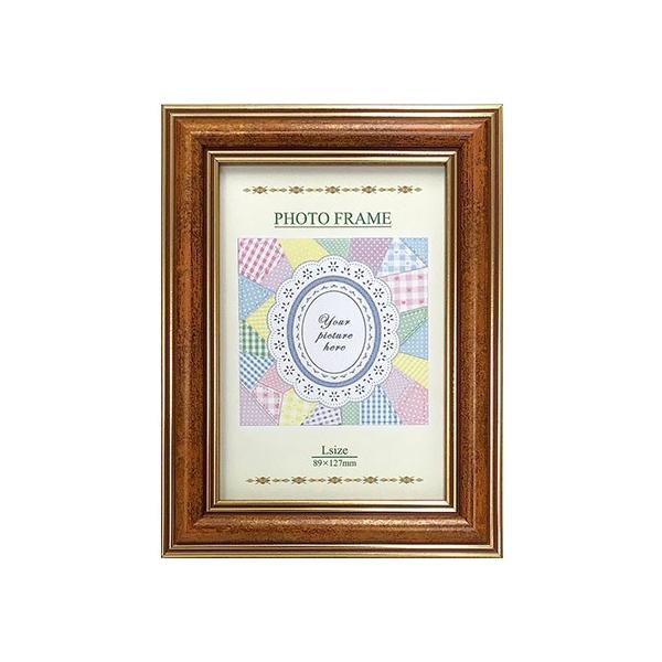 シックで落ち着きのあるフォトフレーム。■外寸：120×158×16mm■内寸：89×127mm■窓寸：80×118mm■重量：172g■パッケージ：かぶせ箱（白）本体：樹脂製　面材：ガラス縦横兼用スタンド付、壁掛用金具付※画面によって、実際...