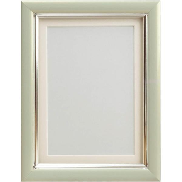 ポートレートを飾るために開発された額。マット入りなのでより高貴な雰囲気を演出します。■外寸：130×169×16mm■内寸：109×147mm■マット窓寸：83×121mm■重量：190g■パッケージ：かぶせ箱（白）本体：樹脂製　画材：ガラ...
