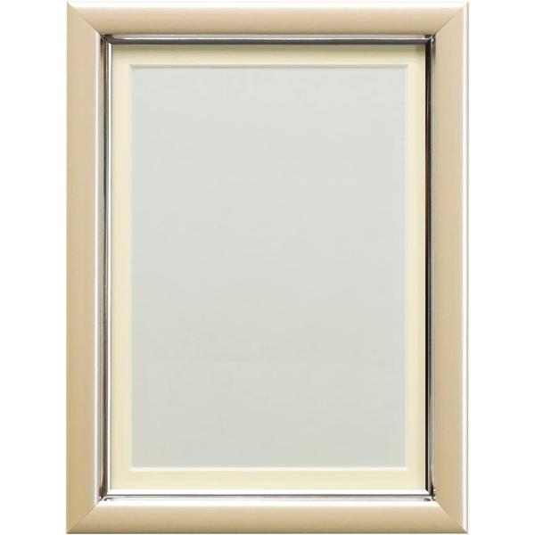 パール調の色合いで高貴な雰囲気を演出します■外寸：142 x 189mm■内寸：121 x 168mm■重量：220g■パッケージ：かぶせ箱（白箱）■対応サイズ：キャビネ判■柄：無地■本体：樹脂製■面材：ガラス縦横兼用スタンド付縦横 兼用・...