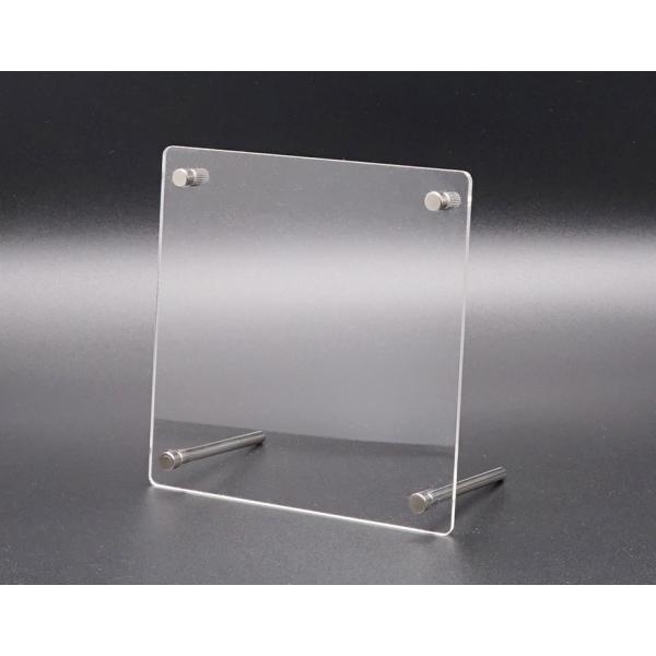 軽くて薄いアクリルフレーム。写真全面を楽しむことができます。■外寸：130x130x18mm（ビス含む）■内寸：98x98mm■重量：90g■パッケージ：専用段ボール箱■柄：無地■本体：アクリル製ビス・縦横兼用スティックスタンド・吊り金具・...
