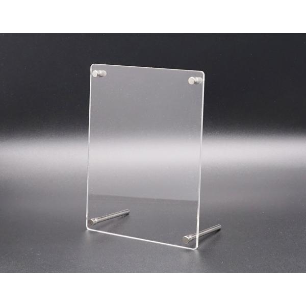 軽くて薄いアクリルフレーム。写真全面を楽しむことができます。■外寸：130x169x18mm（ビス含む）■内寸：102x141mm■重量：100g■パッケージ：専用段ボール箱■柄：無地■本体：アクリル製ビス・縦横兼用スティックスタンド・吊り...