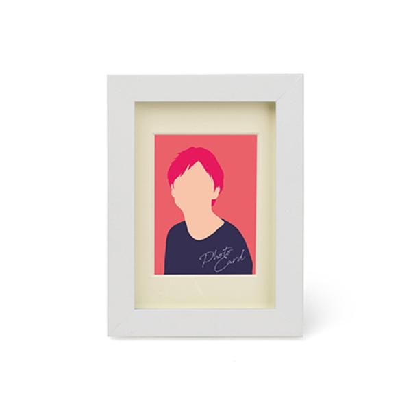 推しのトレカ/フォトカを推し色で飾れる木製カラーフレーム。トレカ/フォトカは代表的な2サイズ(レギュラーサイズ63mm×88mm、スモールサイズ59mm×86mm)が収まるVカット台紙で存在感を際立たせます。Vカット台紙を外せばL判が収納可...