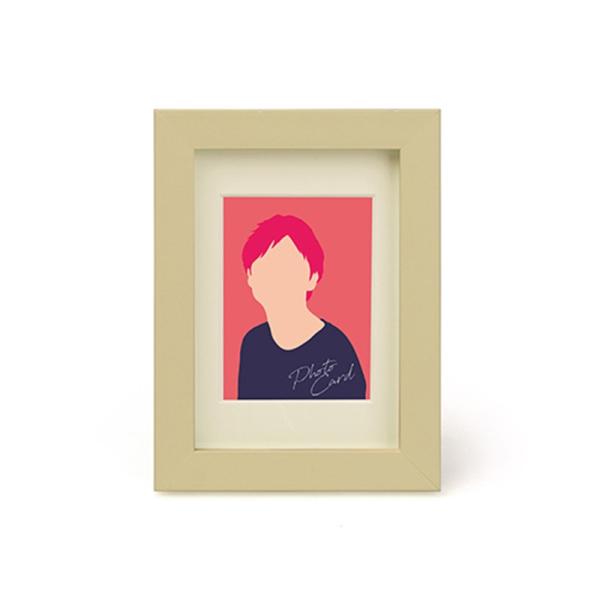 推しのトレカ/フォトカを推し色で飾れる木製カラーフレーム。トレカ/フォトカは代表的な2サイズ(レギュラーサイズ63mm×88mm、スモールサイズ59mm×86mm)が収まるVカット台紙で存在感を際立たせます。Vカット台紙を外せばL判が収納可...