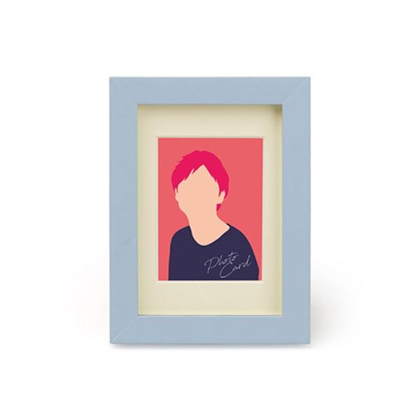 推しのトレカ/フォトカを推し色で飾れる木製カラーフレーム。トレカ/フォトカは代表的な2サイズ(レギュラーサイズ63mm×88mm、スモールサイズ59mm×86mm)が収まるVカット台紙で存在感を際立たせます。Vカット台紙を外せばL判が収納可...