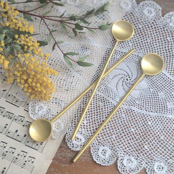 真鍮のロングスプーン。ひとつひとつハンドメイドで作られたフォルムと少しマットな質感が素敵です。mono-003421 ブラス真鍮ロングスプーン India インド