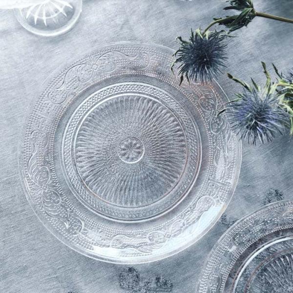 可愛いレース柄のような模様が素敵なデザートプレート◎ケーキや焼き菓子などのスイーツセットをのせるのにもぴったりの少し大きめサイズのデザートプレートです。※サイズ違いで同シリーズで(S)と(M)サイズもあります。mono-002425 レース...