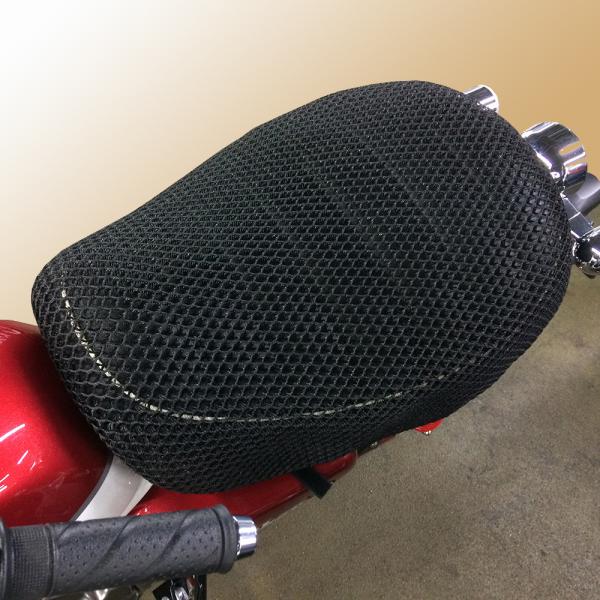 張り・コシのあるメッシュ素材です。ライダーが乗車してもスプリング上の繊維がつぶれることなく支えるので、耐圧を分散しエアルート/排水ルートを確保。また停車中に雨が降ってもライダーは車体シートに触れませんのでおしりも濡れにくい。取り付け簡単！シ...