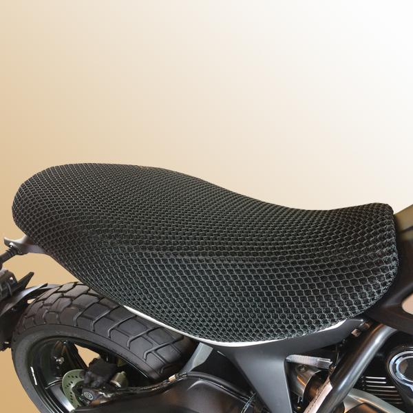 張り・コシのあるメッシュ素材です。ライダーが乗車してもスプリング上の繊維がつぶれることなく支えるので、耐圧を分散しエアルート/排水ルートを確保。また停車中に雨が降ってもライダーは車体シートに触れませんのでおしりも濡れにくい。取り付け簡単！シ...