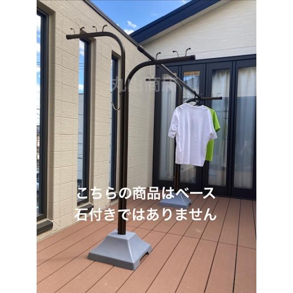 硬質でしっかりとしたアルミ製の物干し台です。お家やテラス・ベランダの外観に溶け込みやすい、落ち着いたブラウン（茶色）が新登場。段違い構造で洗濯物にしっかり太陽が当たり、風通しも良好。さらに、隣家からの視線も自然にカバーしてくれます。干せる重...