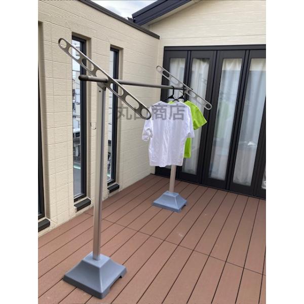 スタイリッシュな形の物干し台。・外観を重視し本体のポール部分にはアルミ材を採用。竿掛け部分（アーム）にはアルミダイガストでより頑丈に作られています。・1番高い所でも高さ1726mmの設定のため、小柄な方でも手が届きます。・ポール部分の竿受け...
