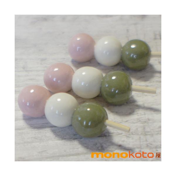 思わず食べたくなる本物そっくりの「３色だんごの箸おき」色みもそっくり！ヨモギ団子・みたらし団子と合わせて団子3兄弟に！見ているだけでhappyに手作りのため1個ずつ大きさが異なります。約5.5×1.6×H1.5cmお子様の手の届かない場所に...