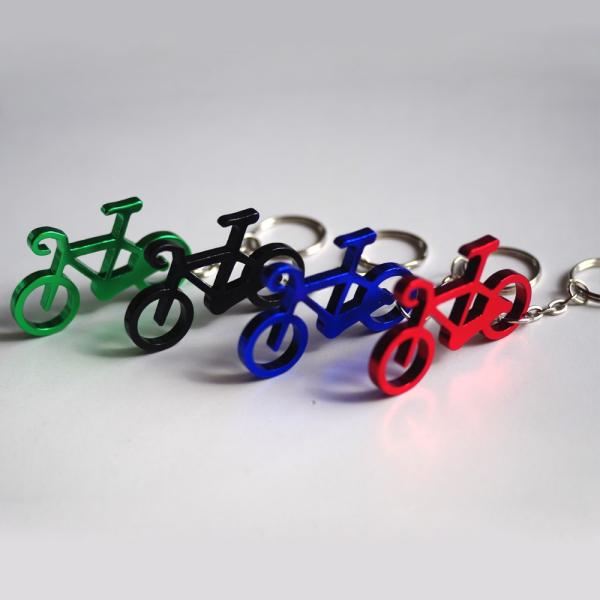 ■サイクリングシルエットなのでバックなどに付けることが出来、人気です！■自転車デザインが良いデザインなのでオシャレになります。■サイズ：全長・約6cm（リング部を除く）         横幅・最大約3.5cm※デザインが予告なく変更になる場...