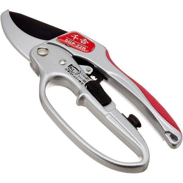 【商品仕様】生木切断能力:20mmまで全長:約200mm重量:228g材質(本体):アルミダイキャスト材質(グリップ):樹脂付き材質(刃):フッ素コート刃【用途】庭木の剪定、整枝作業【特徴】・ラチェット機能式で、従来の約1/3の力で楽々切断...