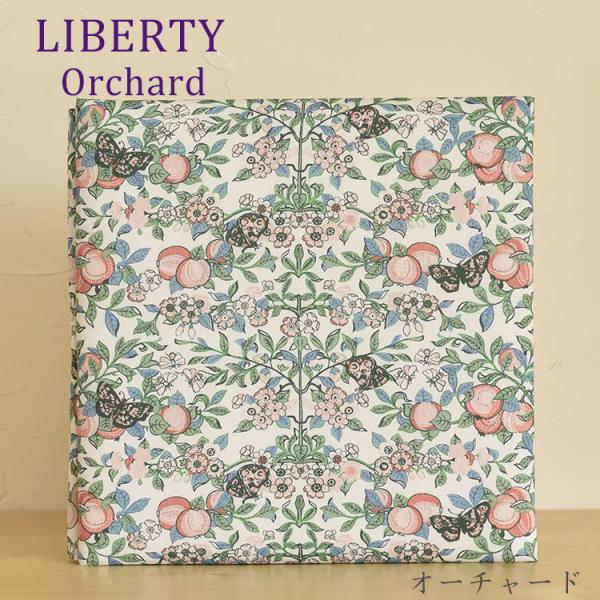 熟した果物や優しく羽ばたく蝶をあしらったプリントは甘い匂いが漂ってきそうオーガニックな流れのある格子柄を切り取りアルバムというキャンバスに貼ると、何ともいえない美しさがあります台紙は15枚（30ページがついています）台紙は白で最大20枚まで...