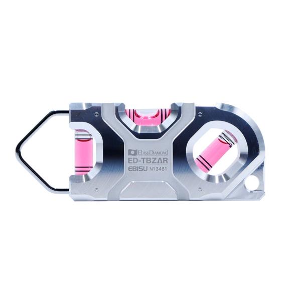 45°付で、法勾配の測定に大変便利です。測定基準面がV溝付でパイプ等の測定ができます。シャックル付きで、落下防止コードが直接取り付けできます。カラビナに付けられる大型シャックル付きです。超強力磁石付きで、鉄骨工事に大変便利です。