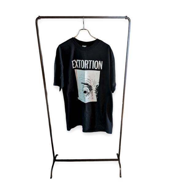 オーストラリアのファスト／パワーヴァイオレンス〜ハードコアバンド、EXTORTIONのTシャツ。ブラックボディに、EXTORTIONロゴとアイグラフィックを大きくプリントしたシンプルながら存在感のある一枚です。モノトーンのデザインなので主張...