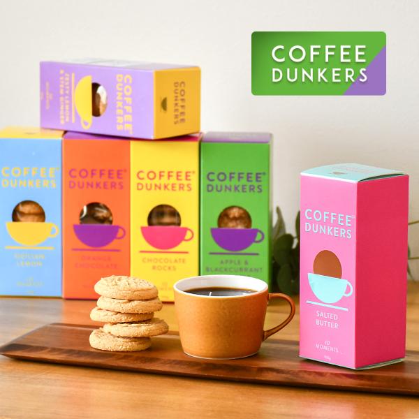 イギリスらしいカラフルでポップなパッケージに入ったクッキーボックスです。コーヒーダンカーズという名前の通り、コーヒーとの相性を考えてつくられました。DUNKERとは、食べ物をコーヒーなどの飲み物に浸して食べるという意味。英国風に浸して食べる...