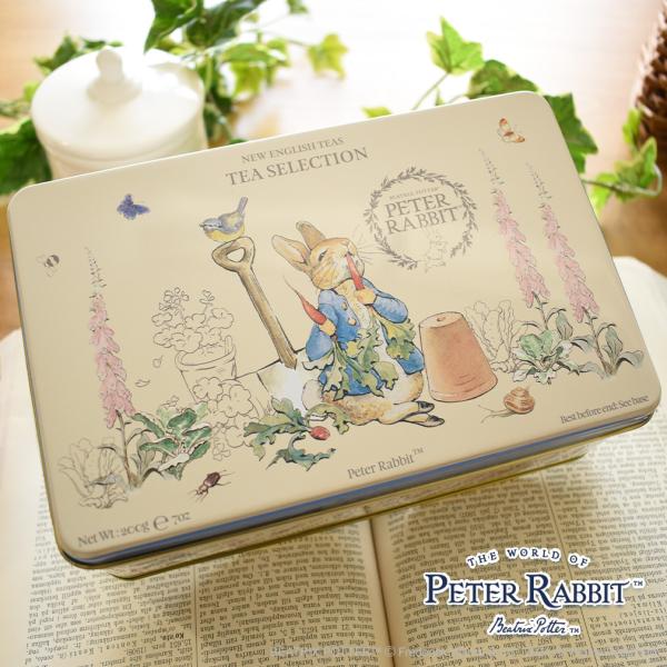 ピーターラビット(TM)の世界観が表現された、まるで絵本のようなティン缶。ところどころにエンボスがあしらわれた繊細なつくりです。ティン缶は身と蓋が蝶番でつながった一体型タイプで、中には英国ニューイングリッシュティー社自慢のブレンドティーが入...
