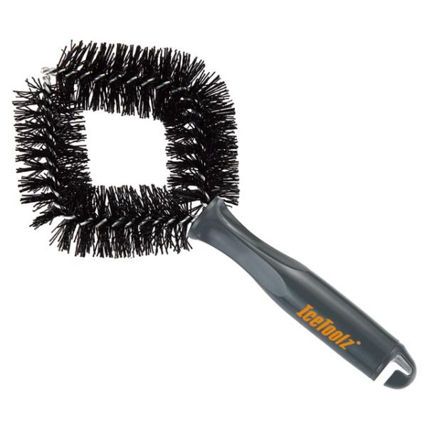 ・特殊な形状がタイヤとホイールを挟み込み、洗浄の作業効率をアップ・毛先はハードタイプ