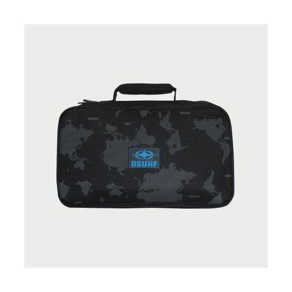 サーフィンに必要な小物を収納できるマルチフィンケースは、独立した５枚の収納パッドでフィンを一本ずつガード！ほかにもメッシュポケットを搭載しているのでワックスやねじを入れるのに便利です。Size(SHORT):32cm × 46cm × 13...