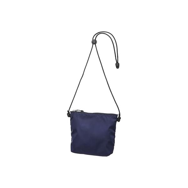 ■カラー：86 [ネイビー]■サイズ：高さ17CM×幅(袋口)22CM、(底)17CM×奥行き5CM、ショルダーコード長122CM(最長)■容量：約1L■ナイロン100%(リップストップ)、丸ひも部分/ポリエステル100%■袋口ファスナー付...