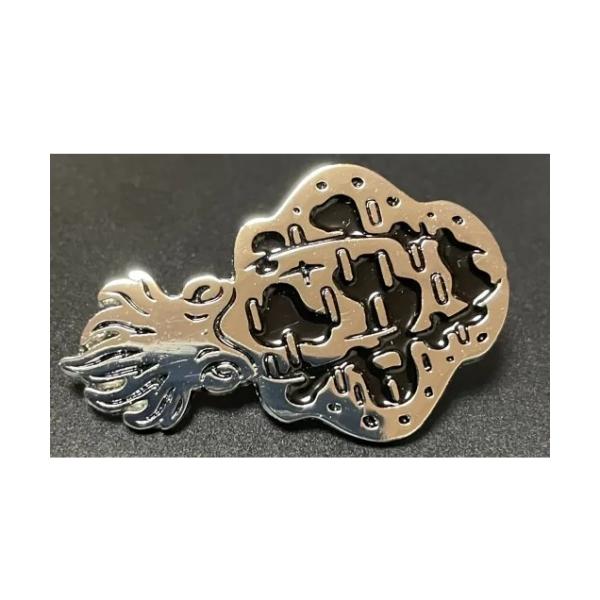 ■スタイル：アオリイカ■サイズ：約4センチ×2センチ帽子やバッグ、衣類などのアクセントにピッタリのピンバッジです。シルバーとブラックのシンプルな配色でアクセサリーの様な感覚で色んな所に付けて頂けます。