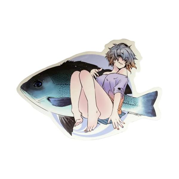 ■デザイン:メジナ■ステッカーサイズ(目安): サイズ：約ハガキ大■耐水・耐候・強粘着仕様ステッカー■入数:1枚【@honne_69】さんが描く独創的かつ魅力的なキャラクターと魚たちとの今までにない世界観を描いた、ジェイライクプロダクトコラ...