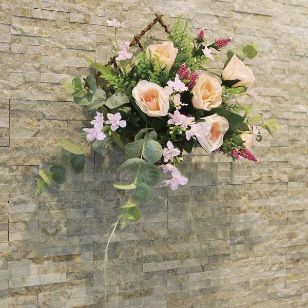 壁掛け 造花 インテリア アートフラワー 光触媒 造花　壁掛けカリナ■商品サイズ：幅48cm 奥行35cm 高さ35cm■場所をとらない壁掛けタイプ！ お部屋のアクセントや空間に彩りを添え、空気をキレイにするはたらきで、快適さとやすらぎの空...